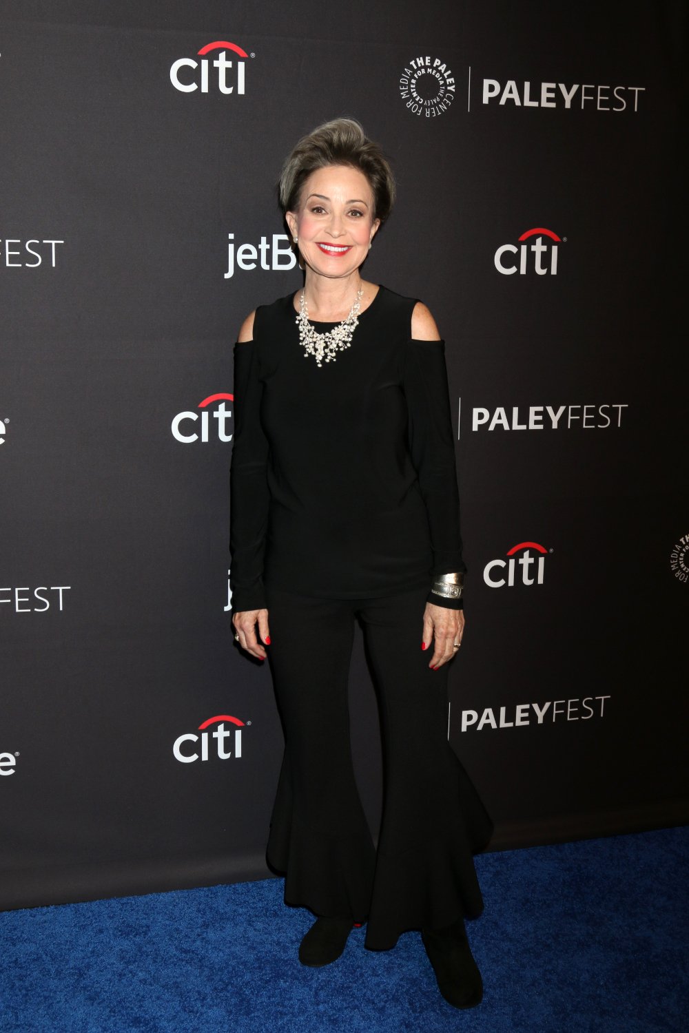 Annie Potts Measurements: Height, Weight & More
