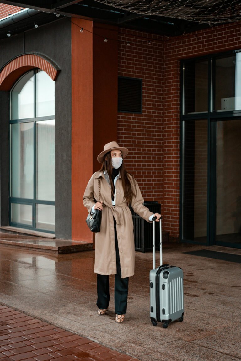 30+ Airport Outfits Inspired by Celebrities for Trendy Travelers