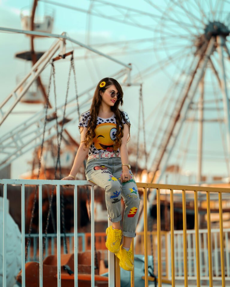 30+ Fashionable Amusement Park Outfits For a Stylish Day Out