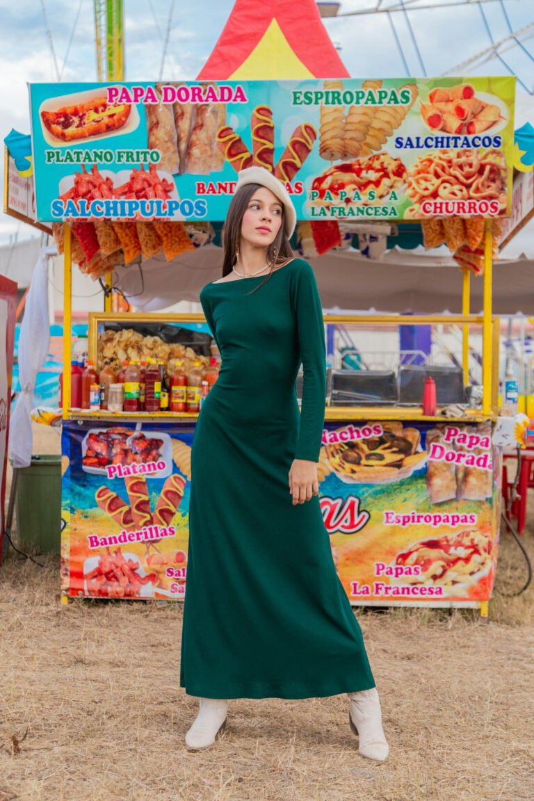 30+ Fashionable Amusement Park Outfits For a Stylish Day Out