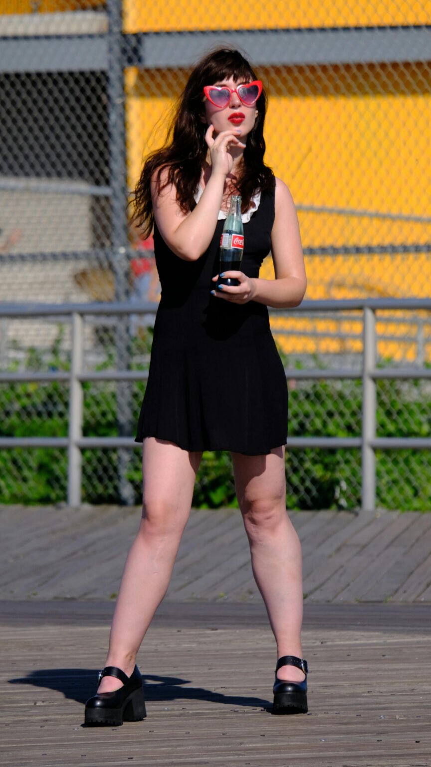 30+ Fashionable Amusement Park Outfits For a Stylish Day Out