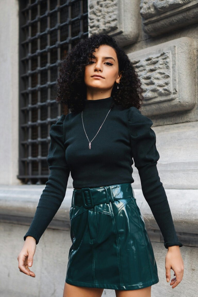 35+ Fashionable Mini Skirt Outfits That Work from Day to Night