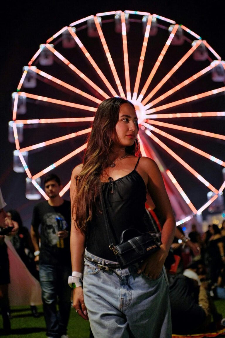 30+ Fashionable Amusement Park Outfits For a Stylish Day Out