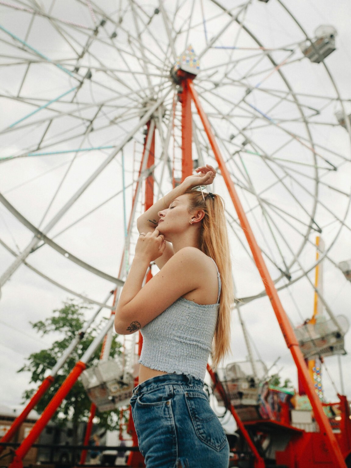 30+ Fashionable Amusement Park Outfits For a Stylish Day Out