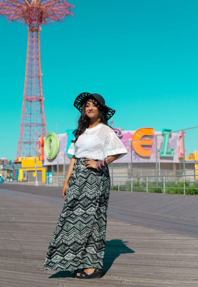 30+ Fashionable Amusement Park Outfits For a Stylish Day Out