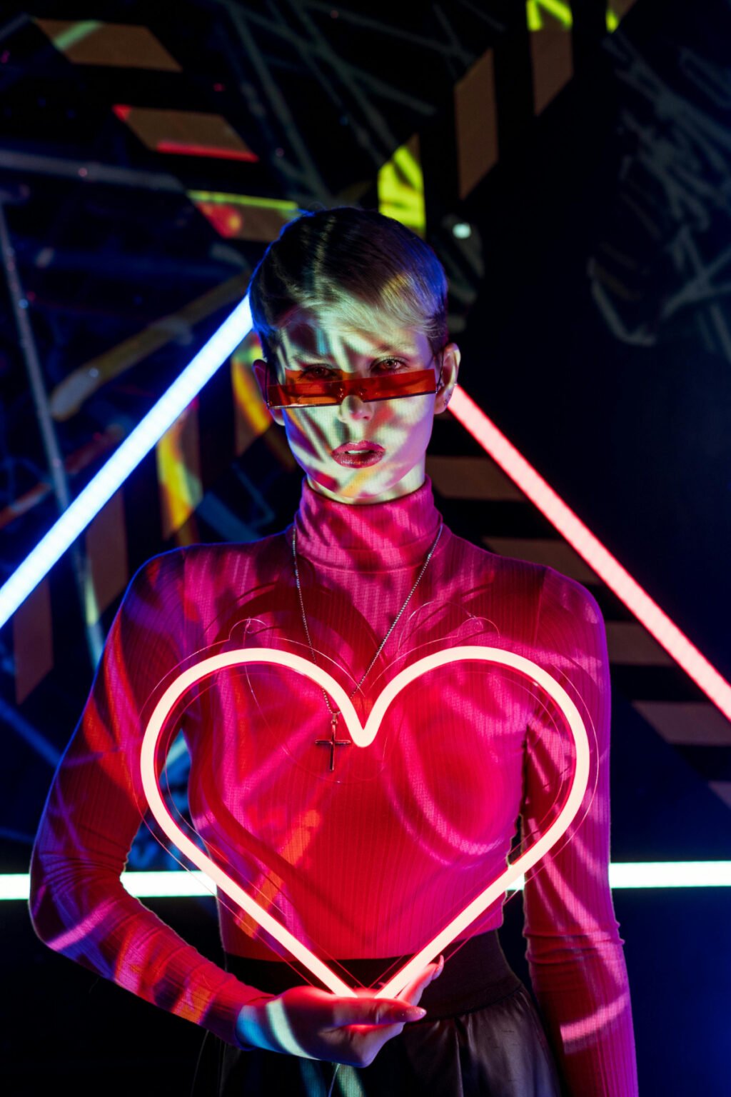 25+ Dazzling Glow Party Outfits That Will Go Viral on the Gram