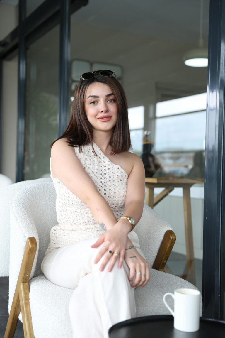 30+ Elegant Country Club Outfits: From the Green to the Lounge