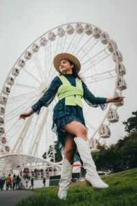 30+ Fashionable Amusement Park Outfits For a Stylish Day Out