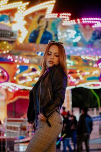 30+ Fashionable Amusement Park Outfits For a Stylish Day Out